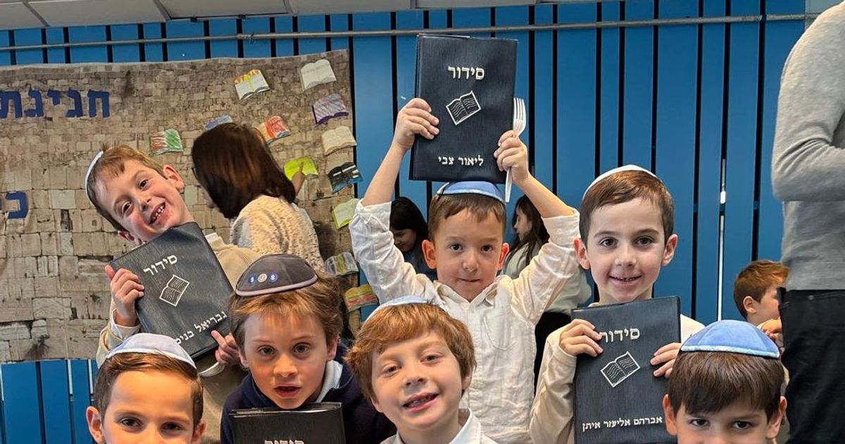 Kitah Aleph Celebrates Their New Siddurim - Westchester Day School